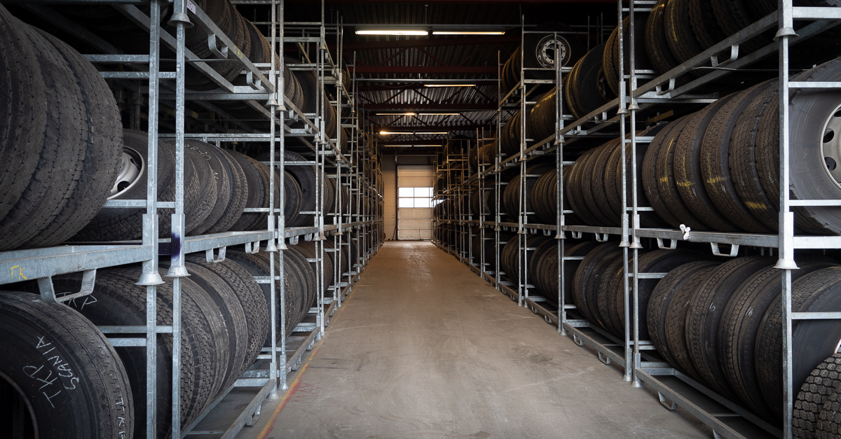 Slik bruker du stålpaller som dekkreol for store dekk